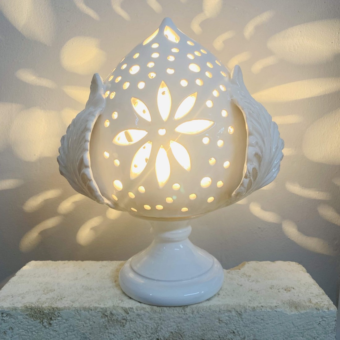 Lampada pumo con fiore e foglie